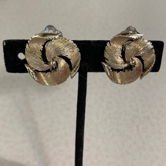 Lisner Jewelry | Jewelry | Vintage Lisner Gold Tone Clip On Earrings 39 ...